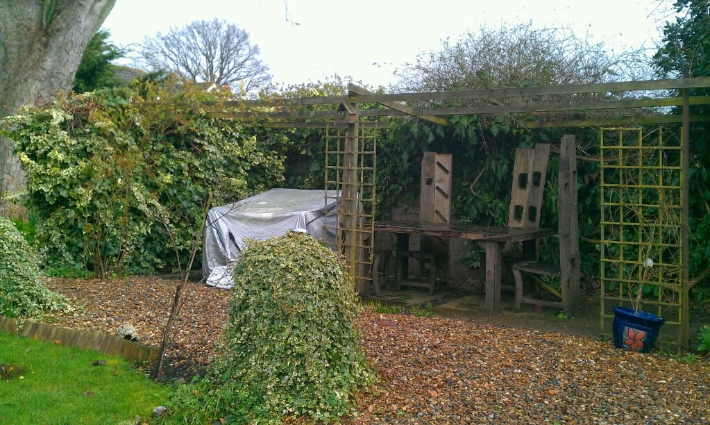 Hexagonal pergola garden - Hall Landscaping & Design